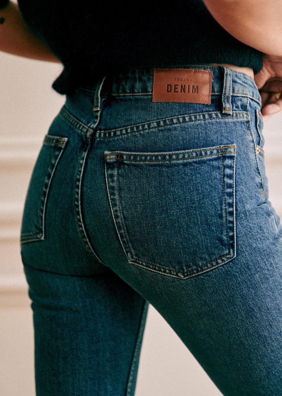 Élégante et stylée en jean après 50 ans, looks et astuces
