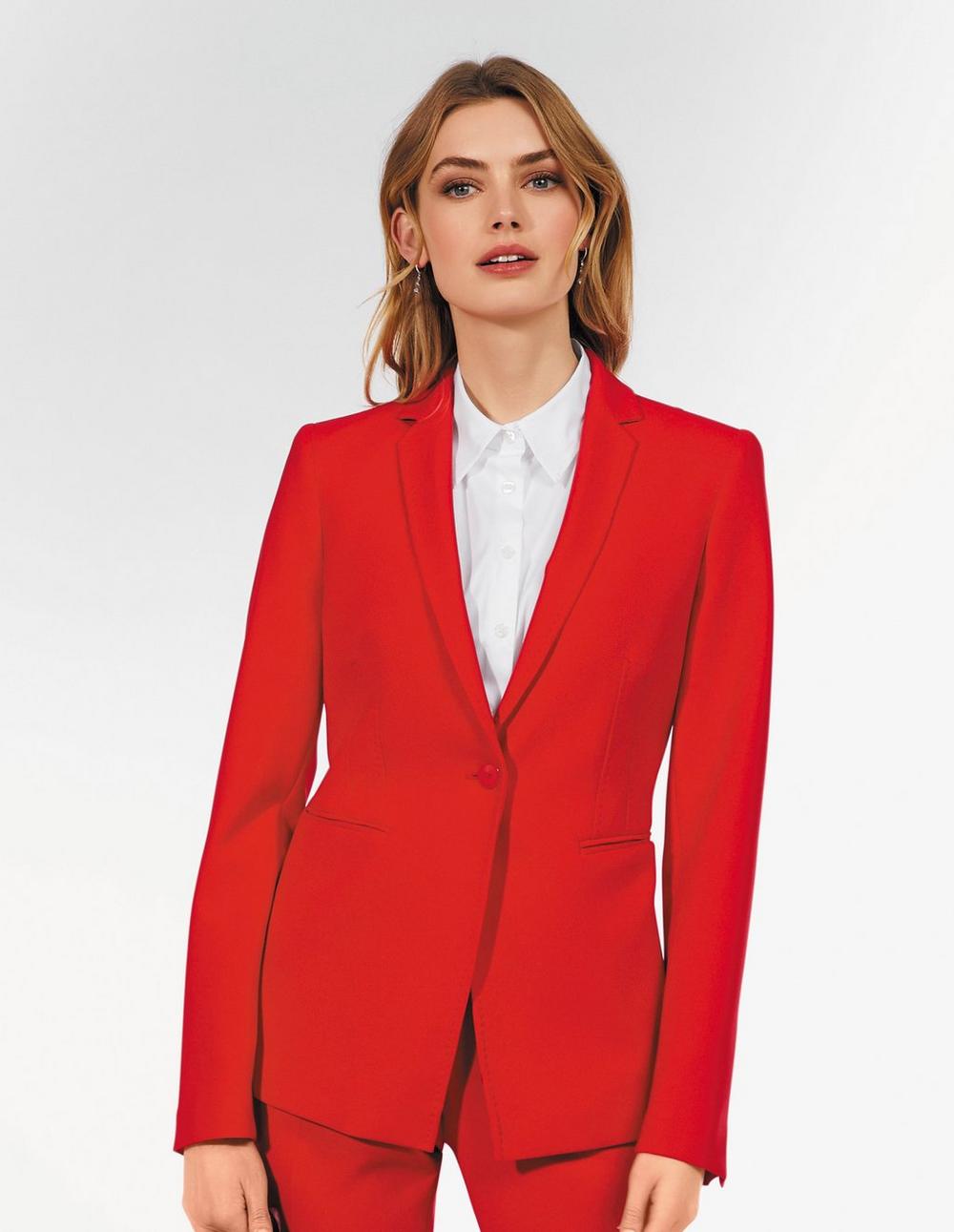 comment porter la couleur rouge avec style après 50 ans