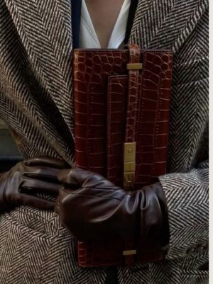 Comment porter le marron, la couleur tendance de l'automne